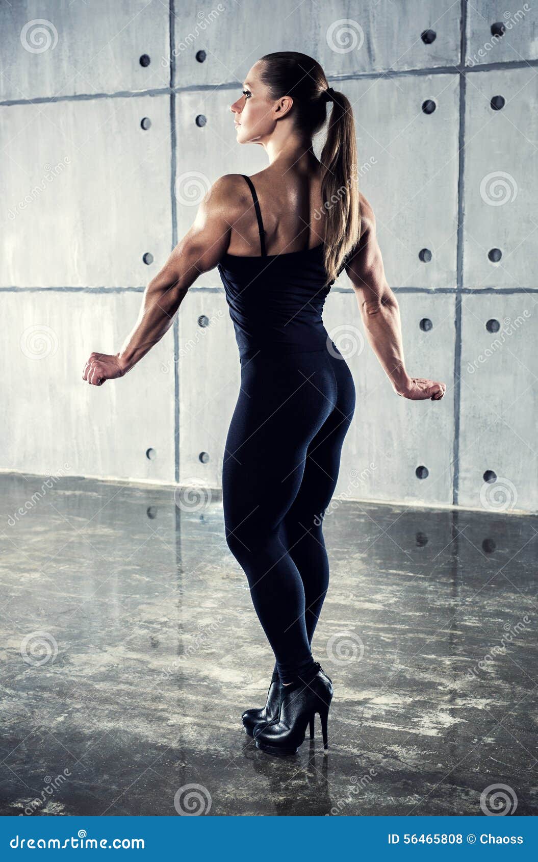 Bodybuilder de femme photo stock. Image of culturisme - 56465808