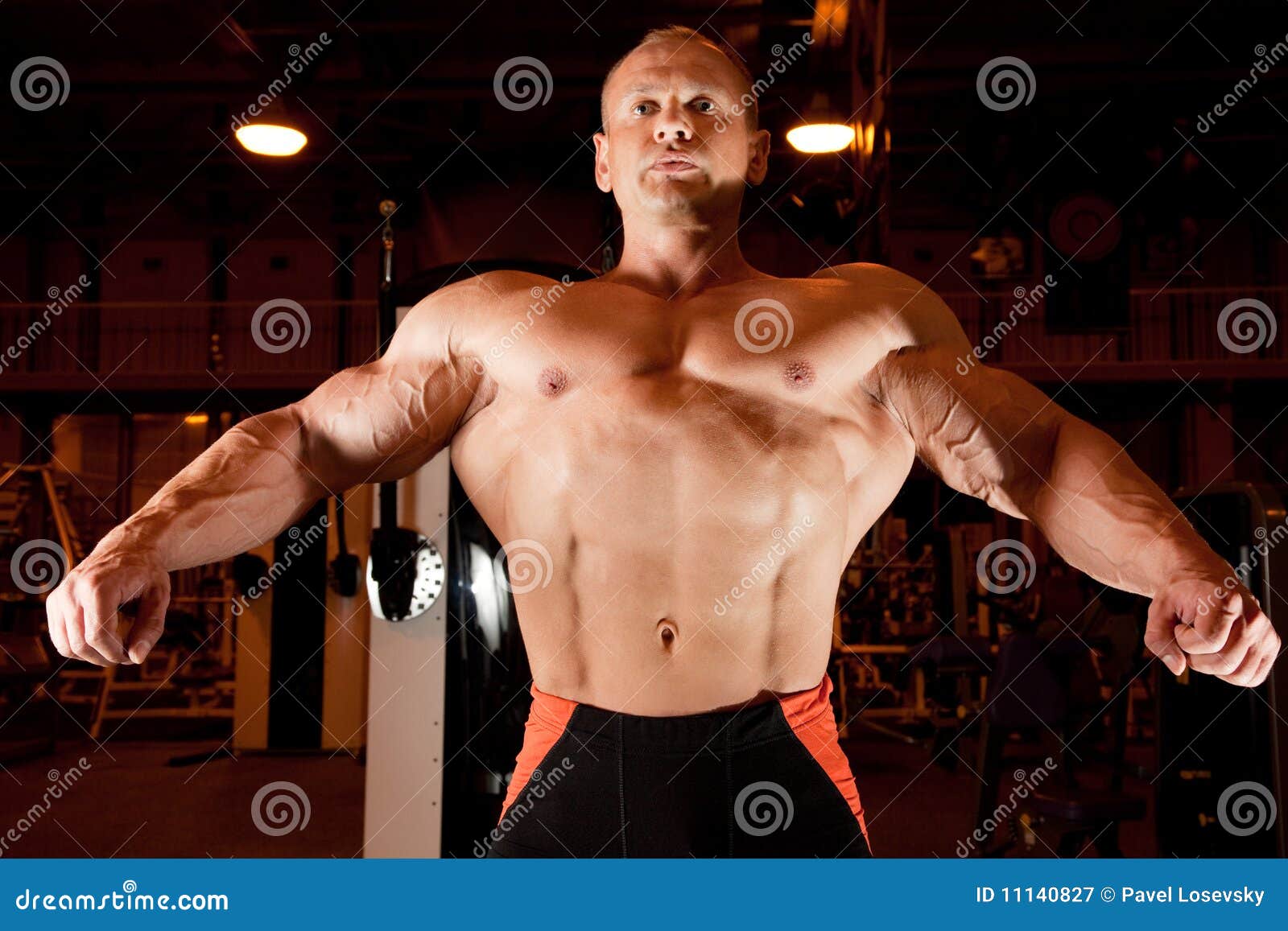 Bodybuilder Demonstriert Seine Muskeln Stockbild - Bild von porträt ...