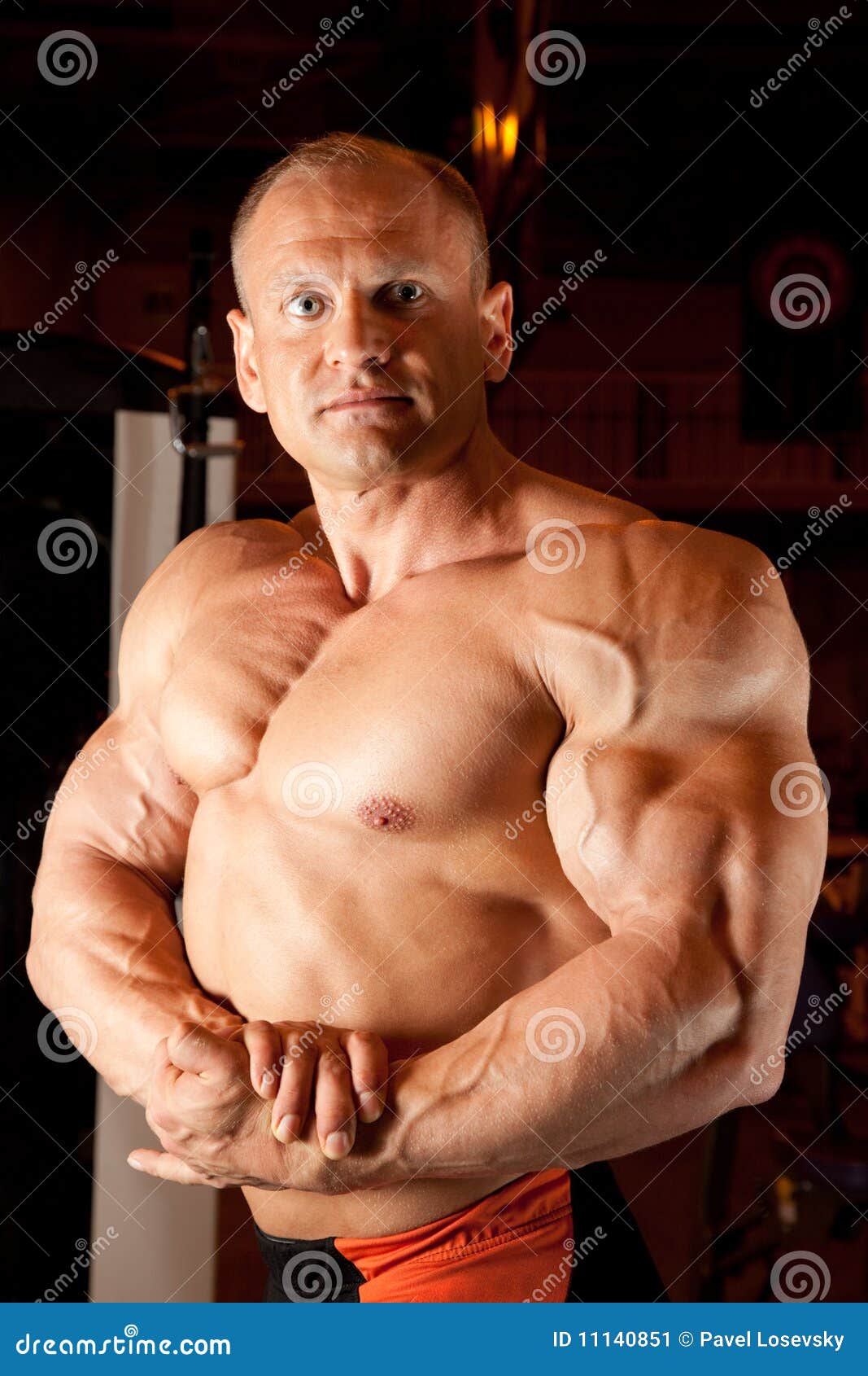 Bodybuilder Demonstriert Seine Muskeln Stockbild - Bild von bodybuilder ...