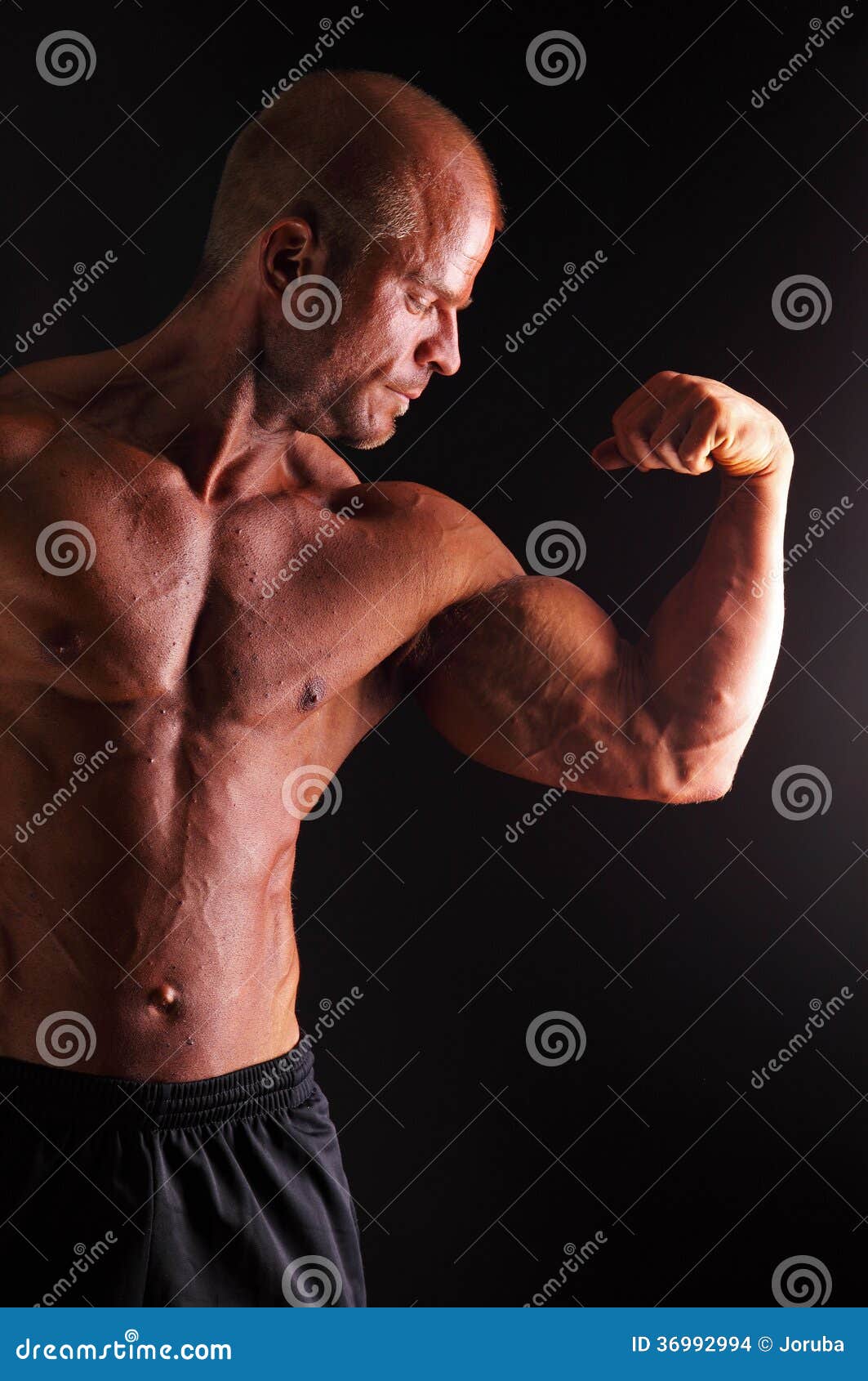 Bodybuilder, Der Bizeps Biegt Stockfoto - Bild von bizeps, gesundheit: 36992994