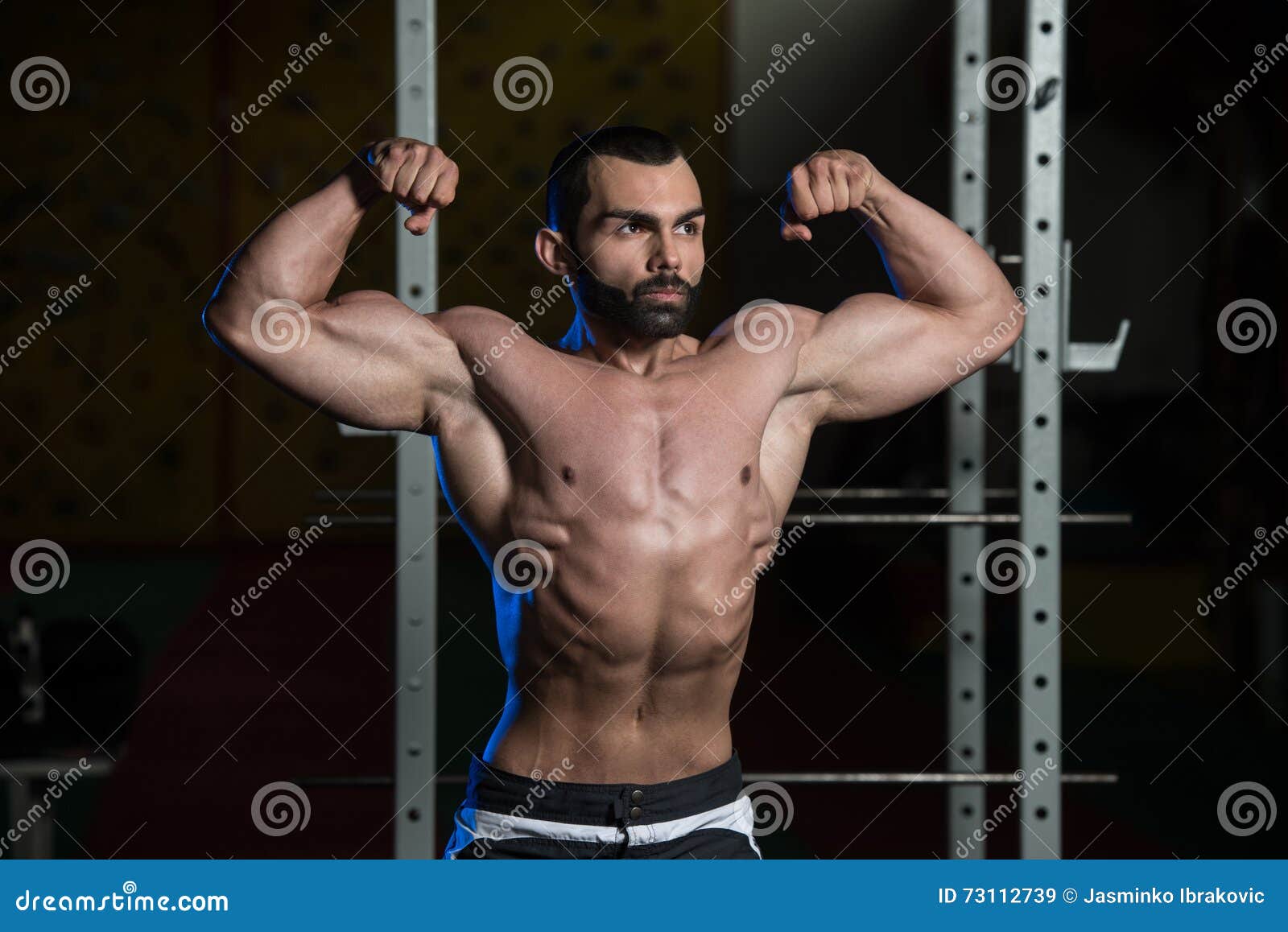 Bodybuilder, Der Front Double Biceps Pose Biegt Stockbild - Bild von ...