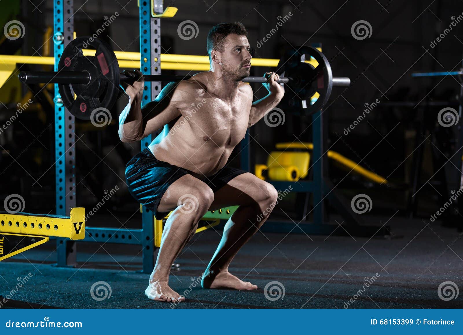 Bodybuilder, Der Mit Gewichten Trainiert Stockbild - Bild von stattlich ...