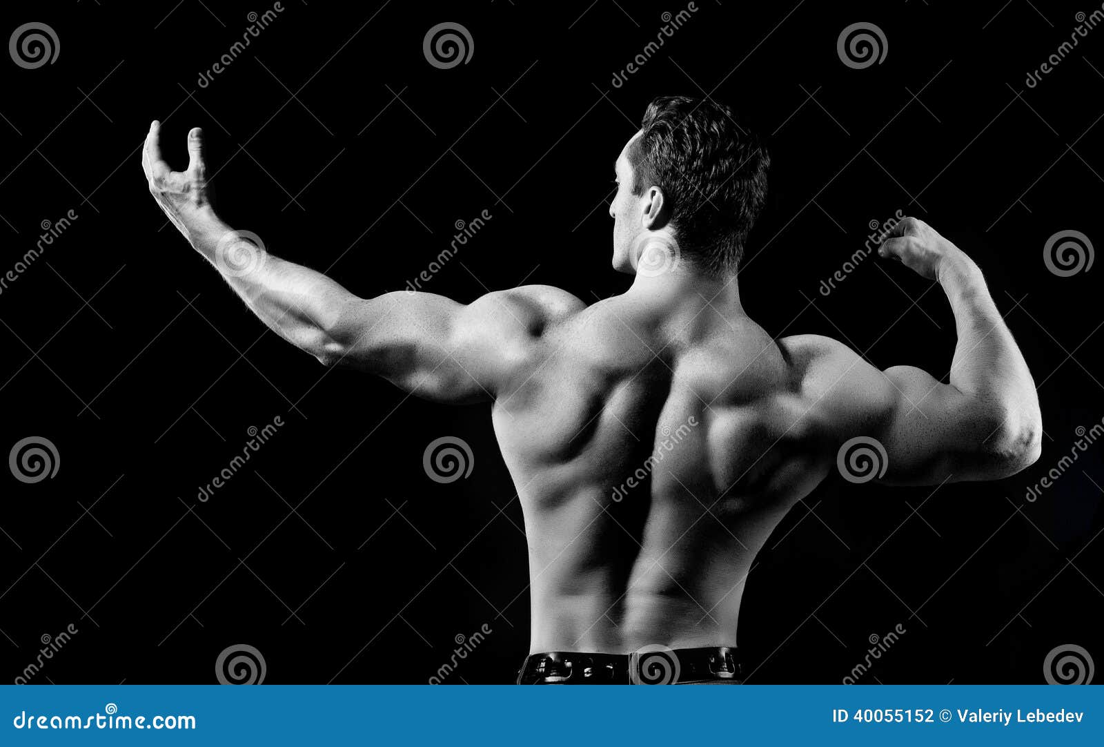 Bodybuilder, Der Seine Muskeln Zeigt Stockfoto - Bild von dunkel ...