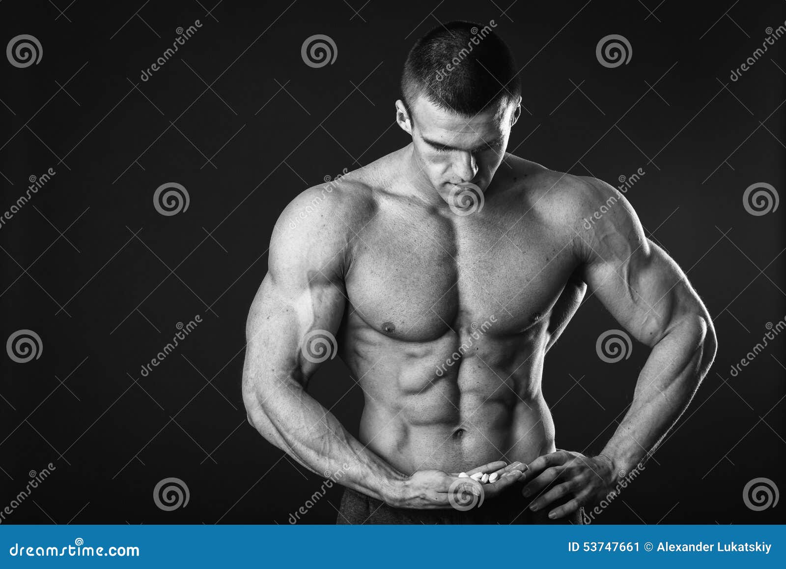 Bodybuilder, Der Seinem Presse Zeigt Stockbild - Bild von porträt ...