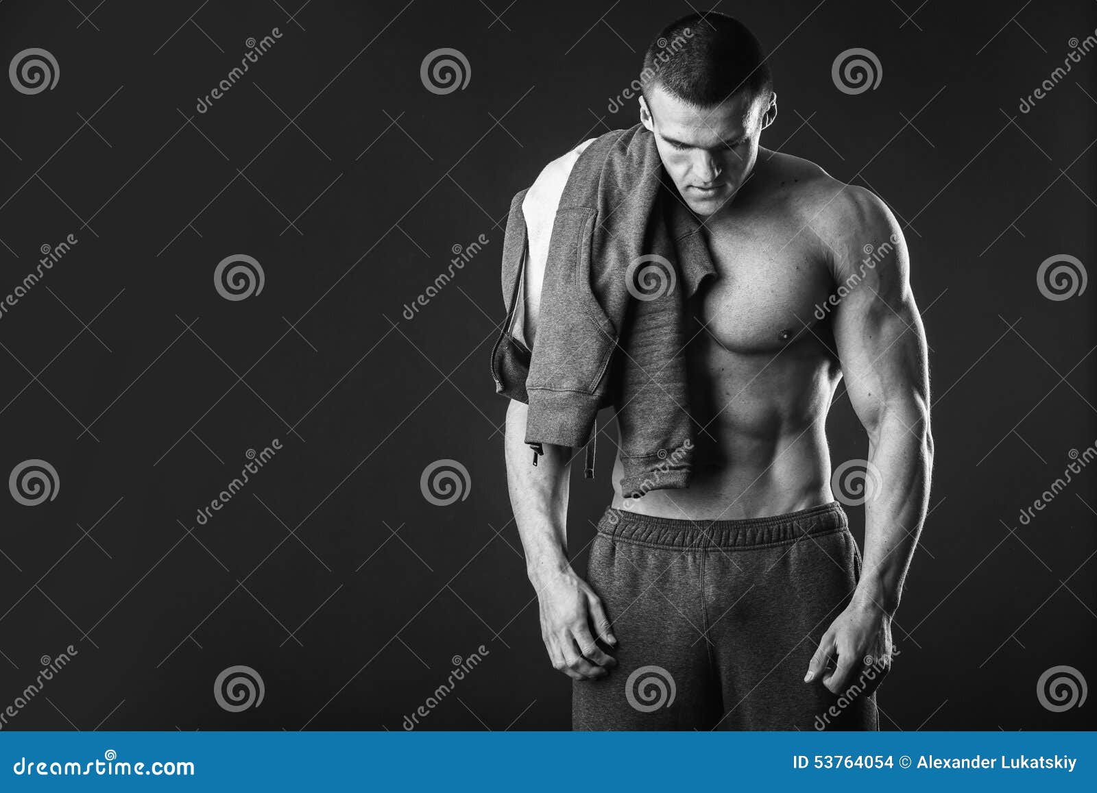 Bodybuilder, Der Seinem Presse Zeigt Stockfoto - Bild von kasten ...