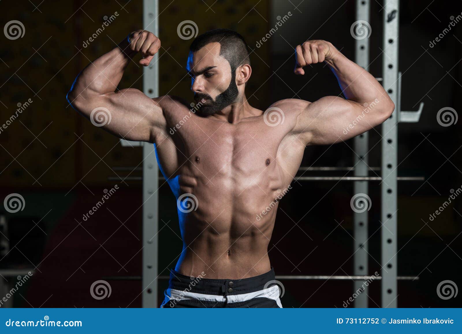 Bodybuilder Die Front Double Biceps Pose Uitvoeren Stock Foto - Image ...
