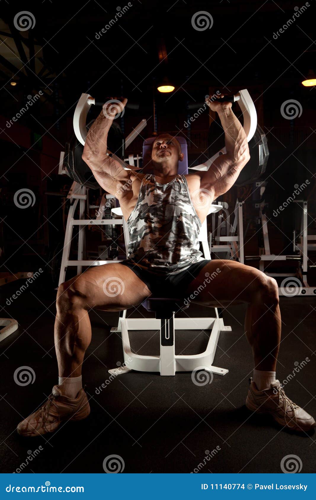 Bodybuilder En Sitio Del Entrenamiento Foto de archivo - Imagen de ...