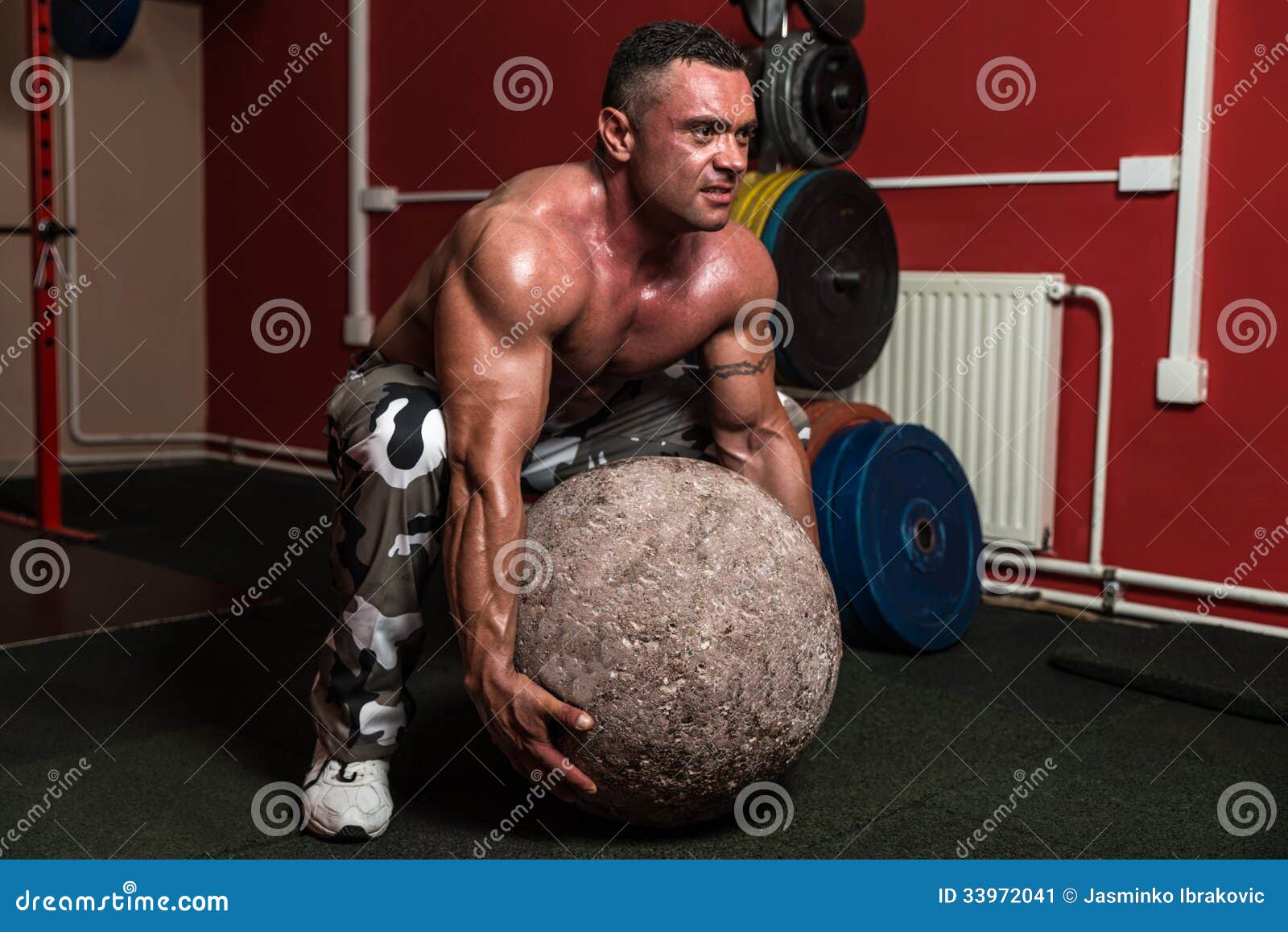 Bodybuilder Essayant De Prendre Une Pierre Image stock - Image du ...