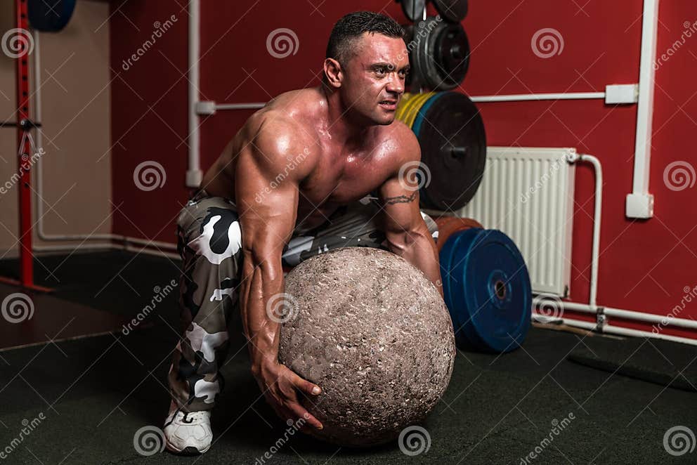 Bodybuilder Essayant De Prendre Une Pierre Image stock - Image du ...