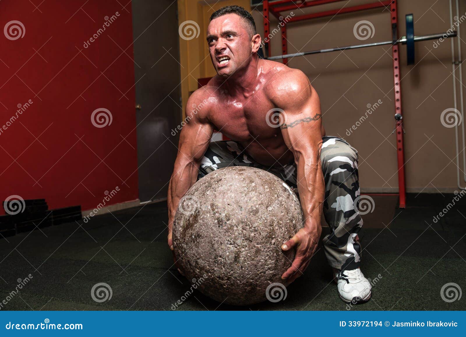Bodybuilder Essayant De Prendre Une Pierre Photo stock - Image du armée ...