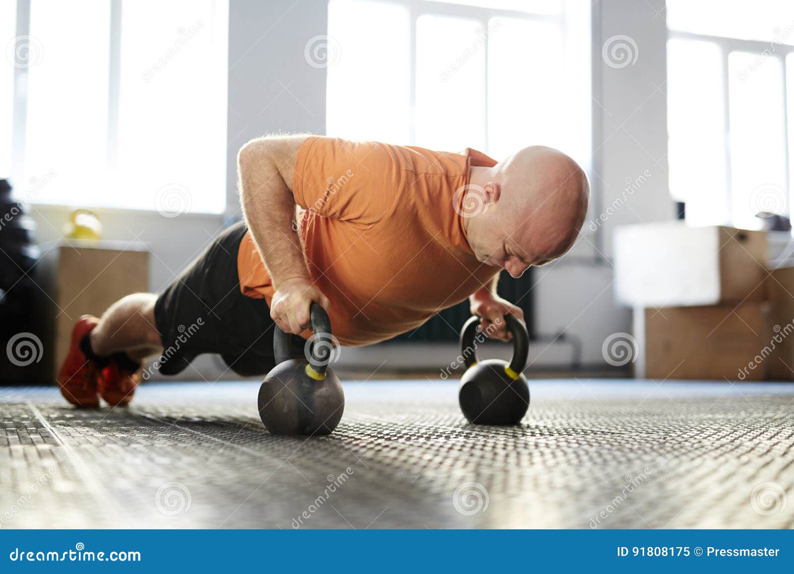 Bodybuilder Faisant L'exercice De Planche Image stock - Image du ...