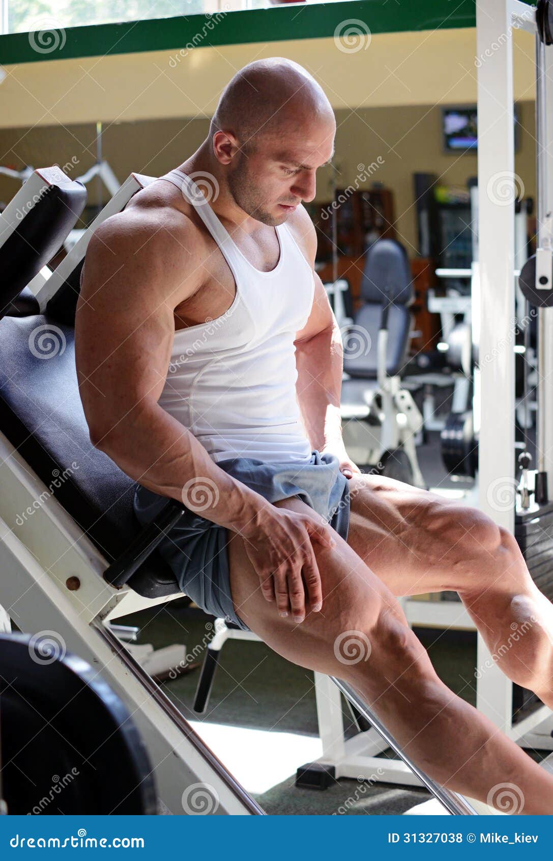 Bodybuilder in gymnastiek stock foto. Image of levensstijl - 31327038