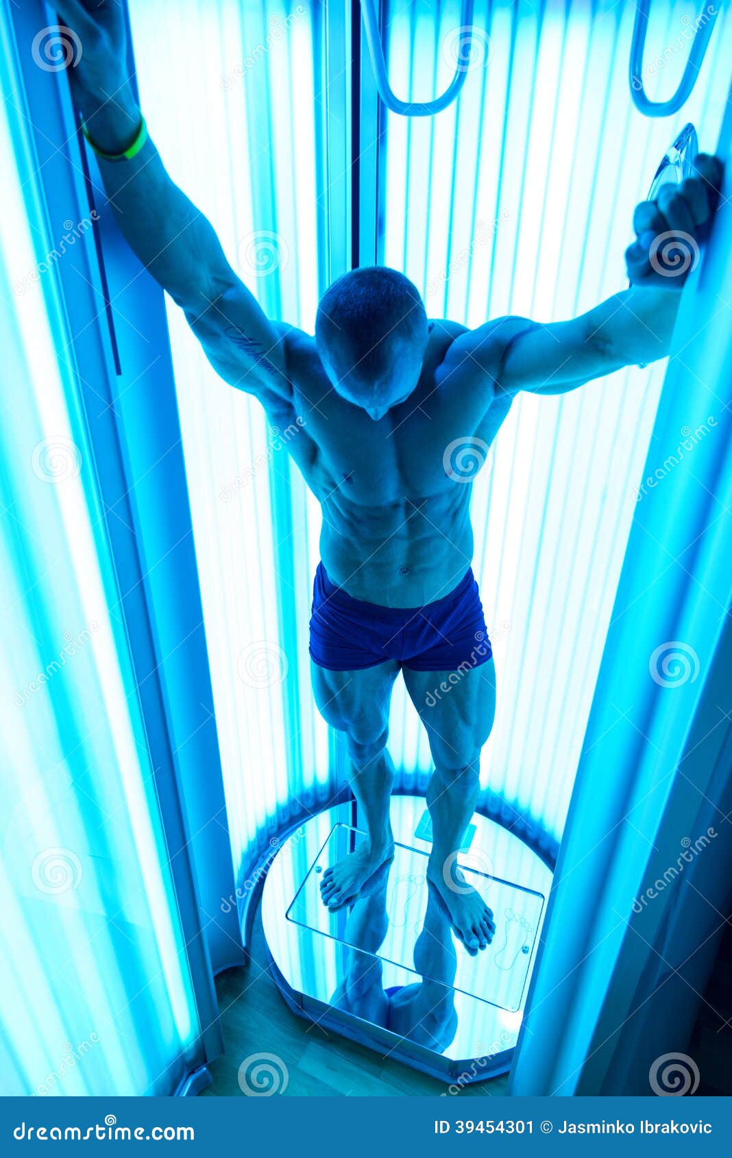 Bodybuilder im Solarium stockbild. Bild von stehen, bett - 39454301