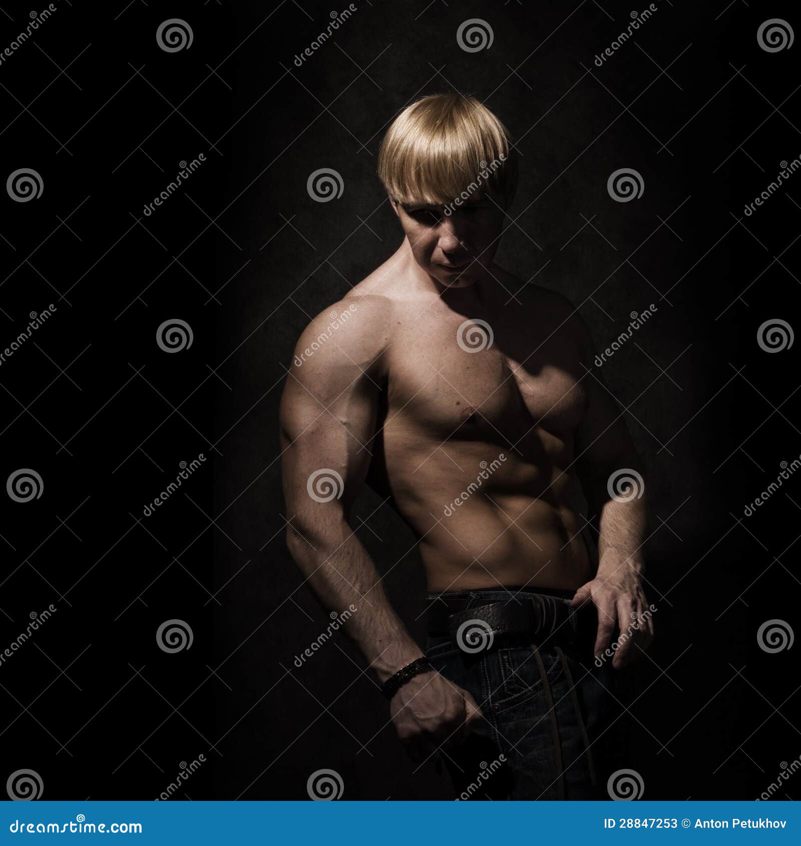 Bodybuilder joven muscular imagen de archivo. Imagen de estudio - 28847253