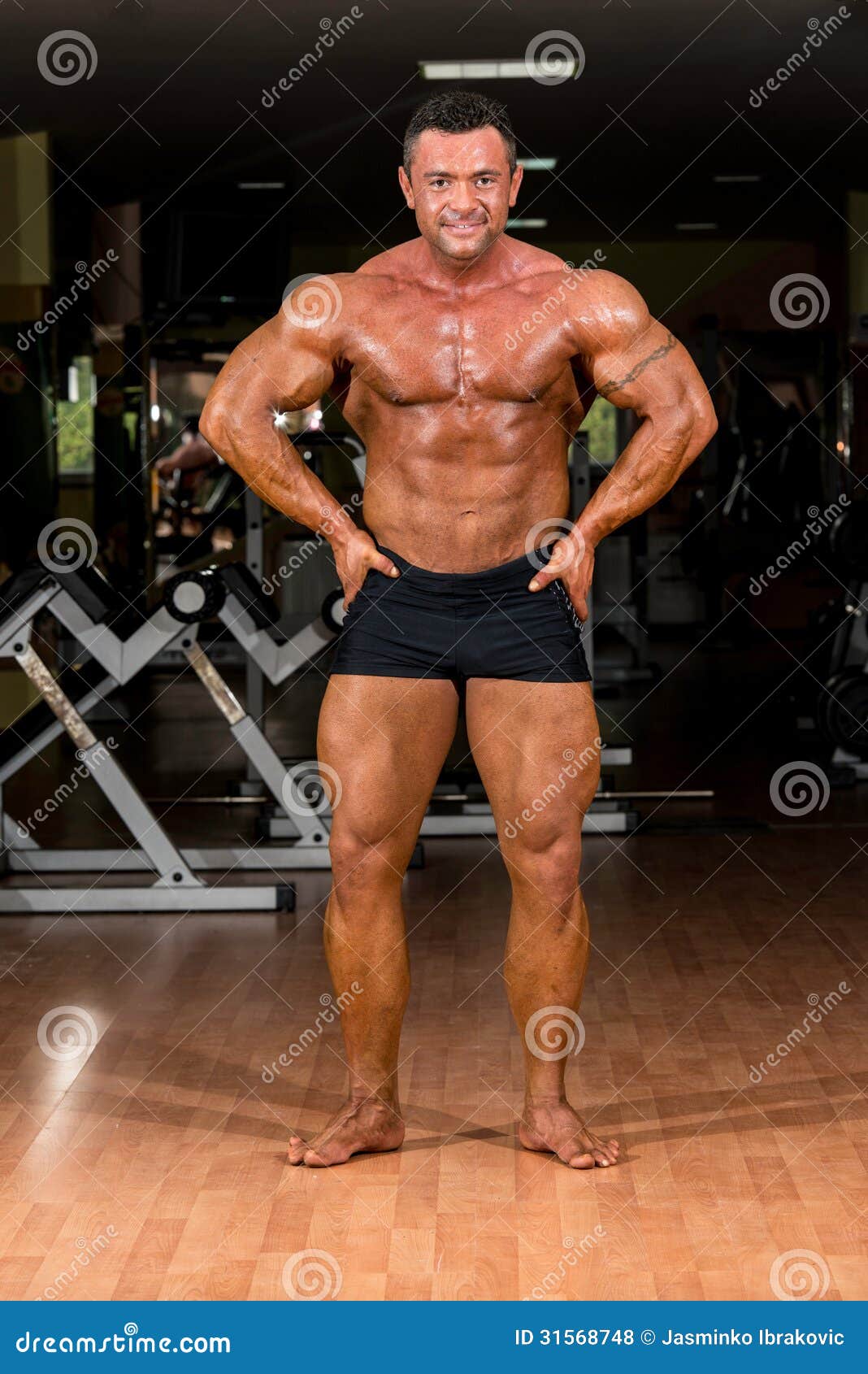 Bodybuilder Masculin Montrant Son Corps Photo Stock Image Du Homme