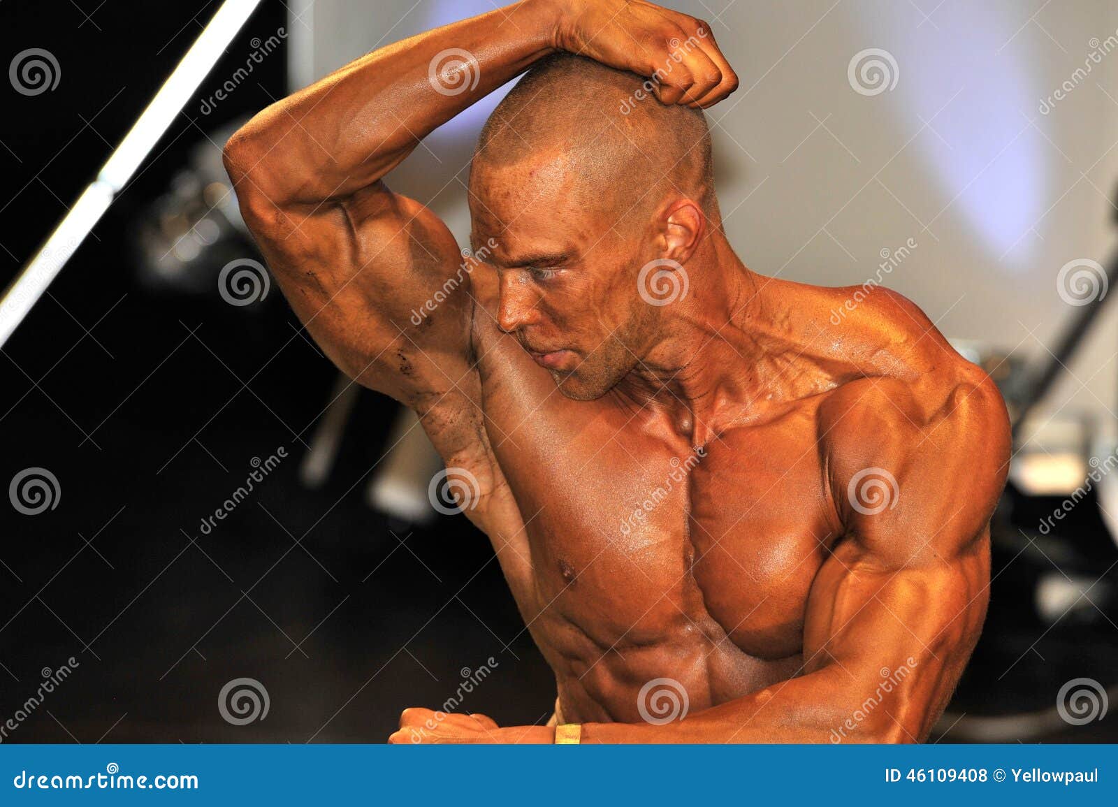 Bodybuilder Masculin Montrant Son Meilleur Photo stock éditorial ...