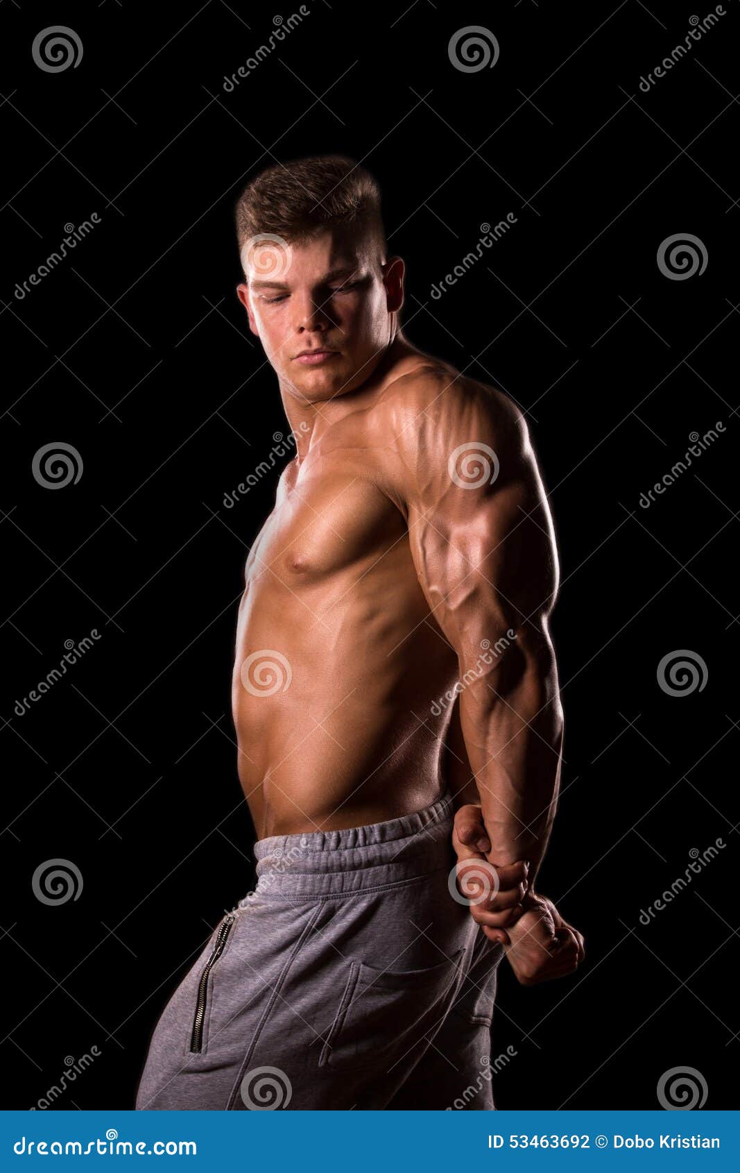Bodybuilder Masculin Musculaire Montrant Son Triceps Photo Stock