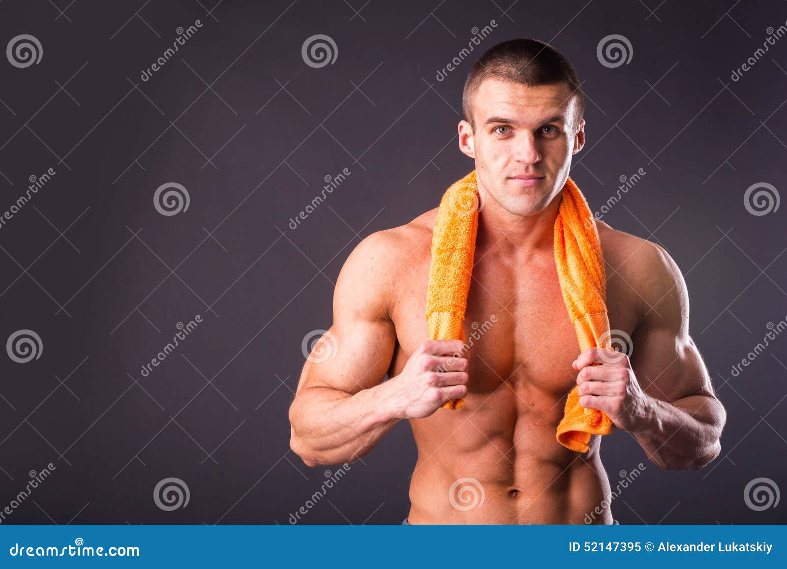 Bodybuilder mit einem Tuch stockbild. Bild von aufwerfung - 52147395