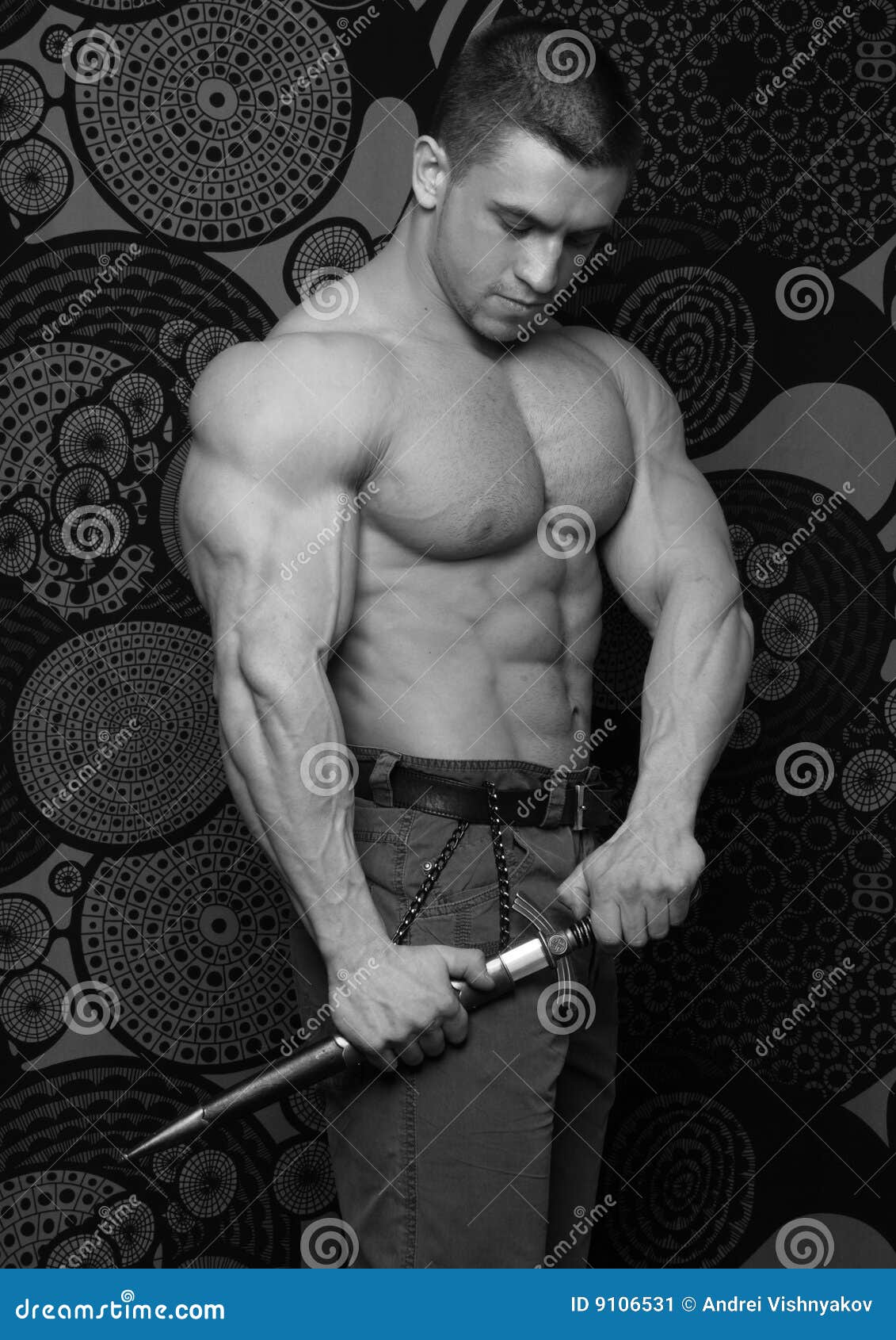 Bodybuilder mit Klinge stockbild. Bild von erwachsener - 9106531