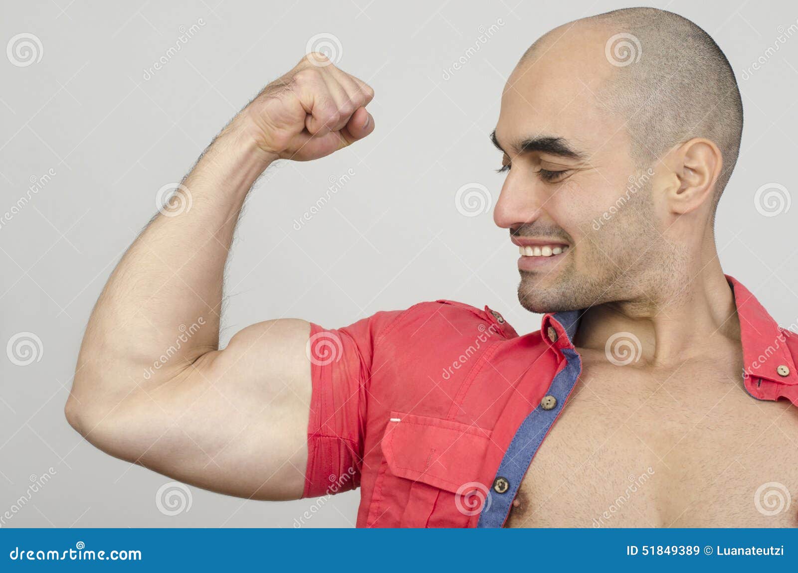 Bodybuilder Montrant Ses Muscles De Biceps Image Stock Image Du Sain
