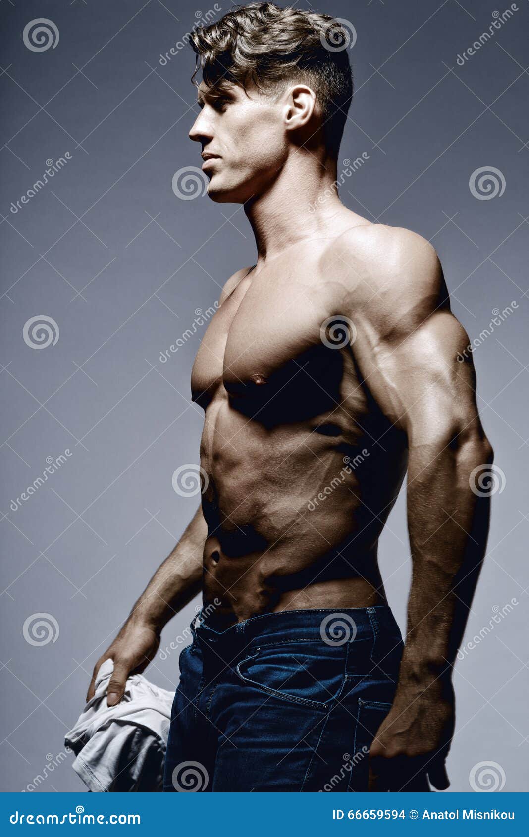 Bodybuilder Montrant Ses Muscles De Dos Et De Biceps Photo Stock