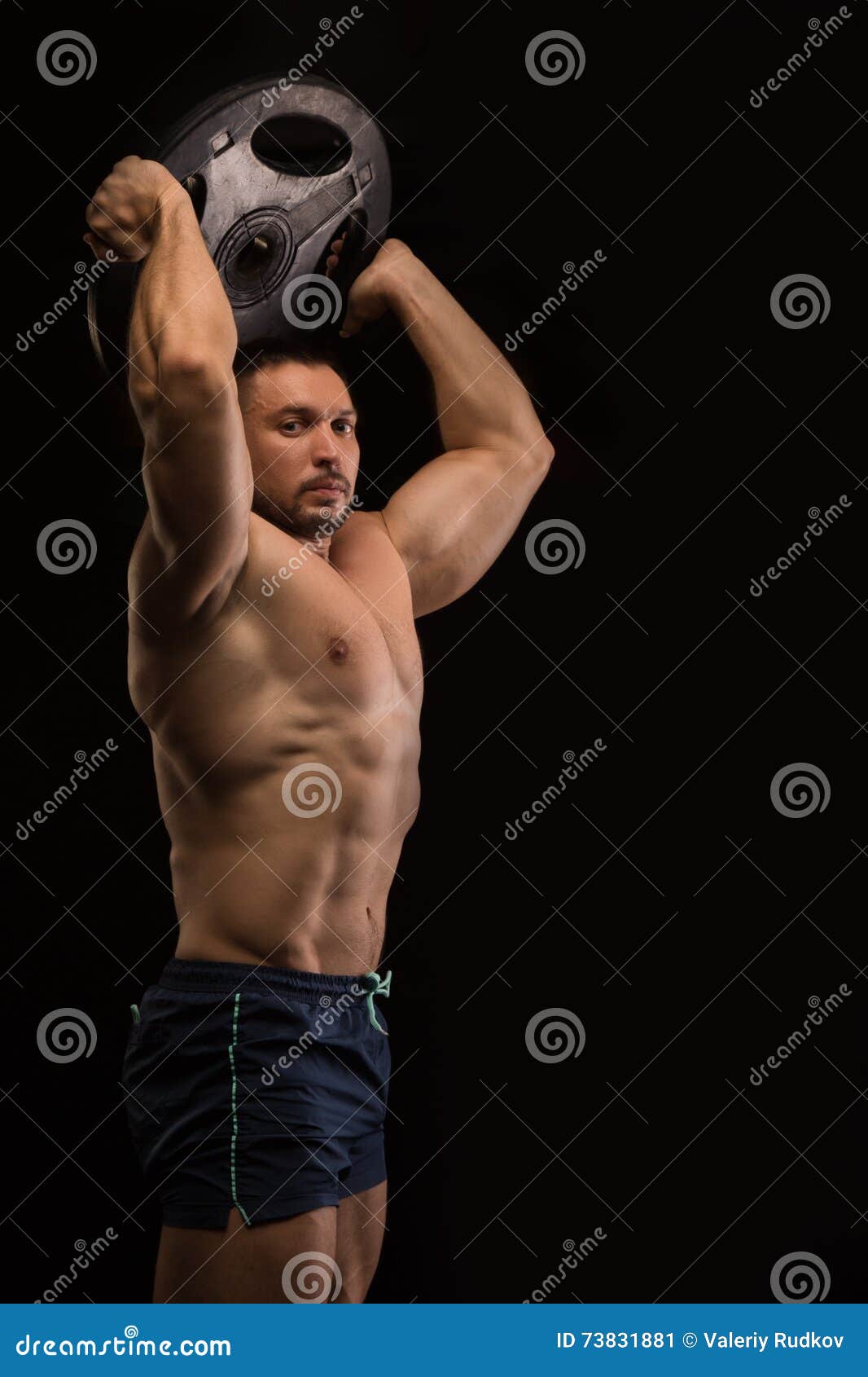 Bodybuilder Musculaire Beau Posant Sur Un Fond Noir Image Stock Image