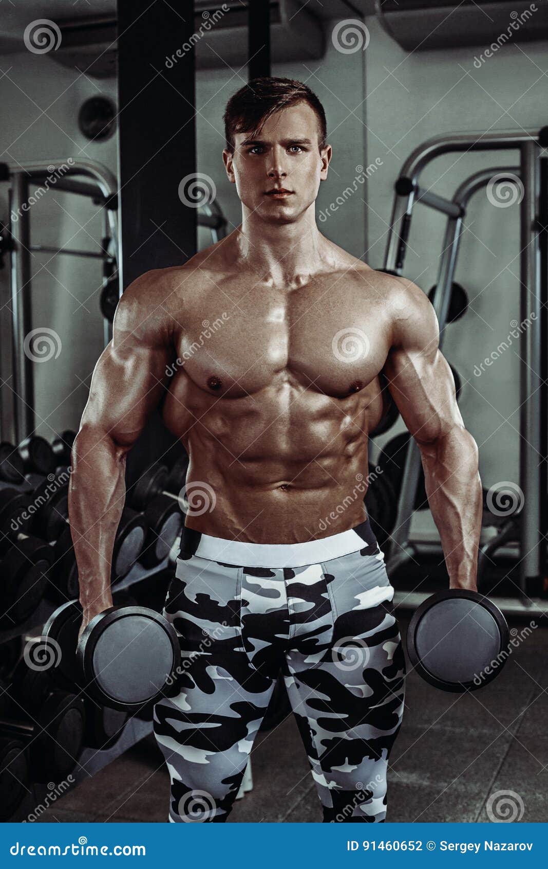 Bodybuilder Musculaire Fort Faisant Lexercice Dans Le Gymnase Une