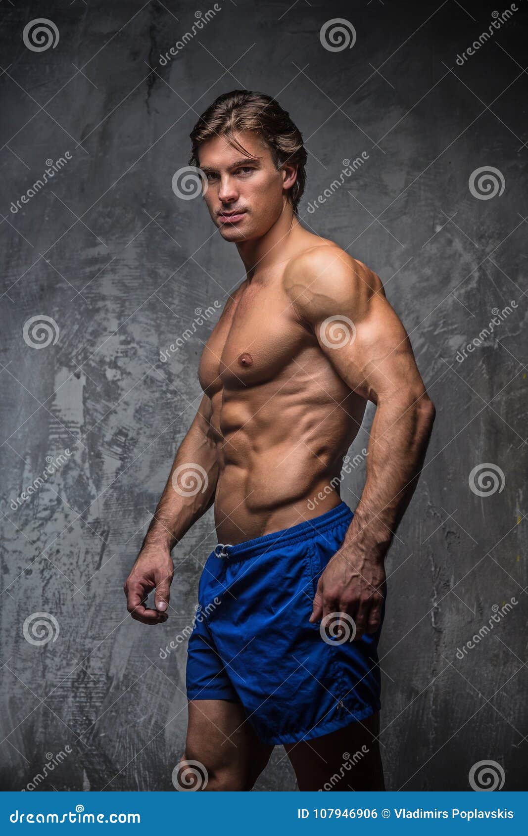 Bodybuilder Musculaire Fort Montrant Son Corps Photo Stock Image Du