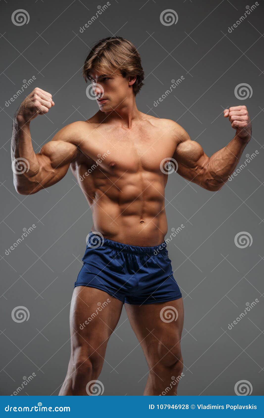 Bodybuilder Musculaire Fort Montrant Son Corps Photo Stock Image Du