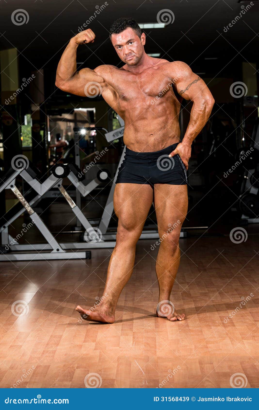 Bodybuilder Musculaire Montrant Son Biceps Image Stock Image Du Lourd