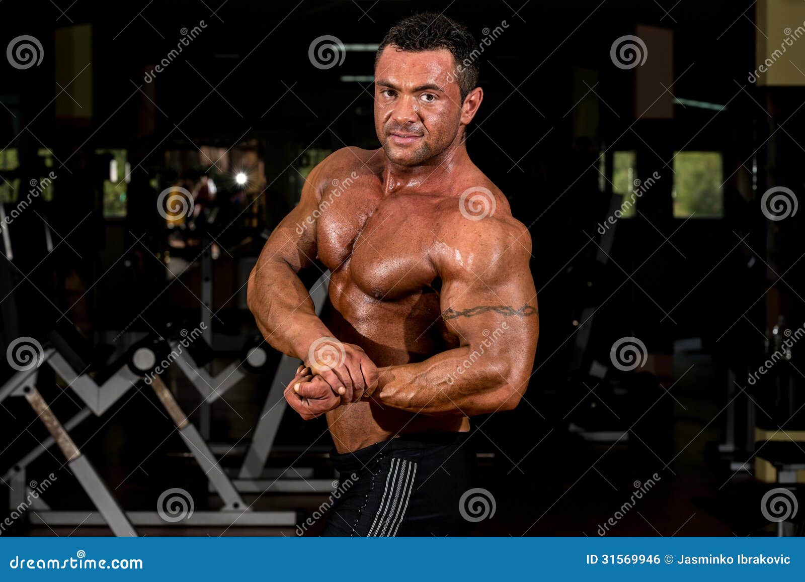 Bodybuilder Musculaire Montrant Son Coffre Latéral Photo Stock Image