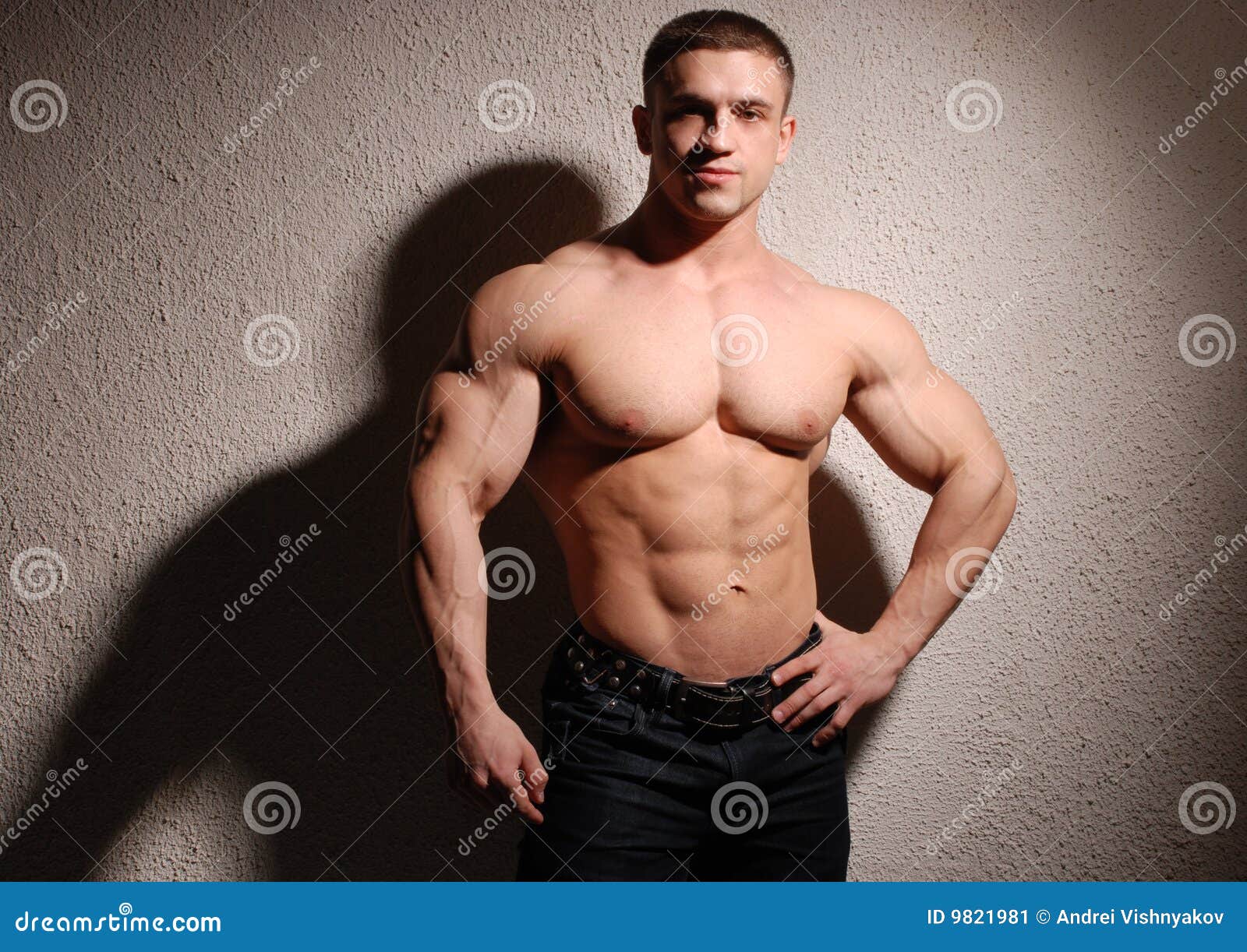 Bodybuilder muscular imagen de archivo. Imagen de adulto - 9821981