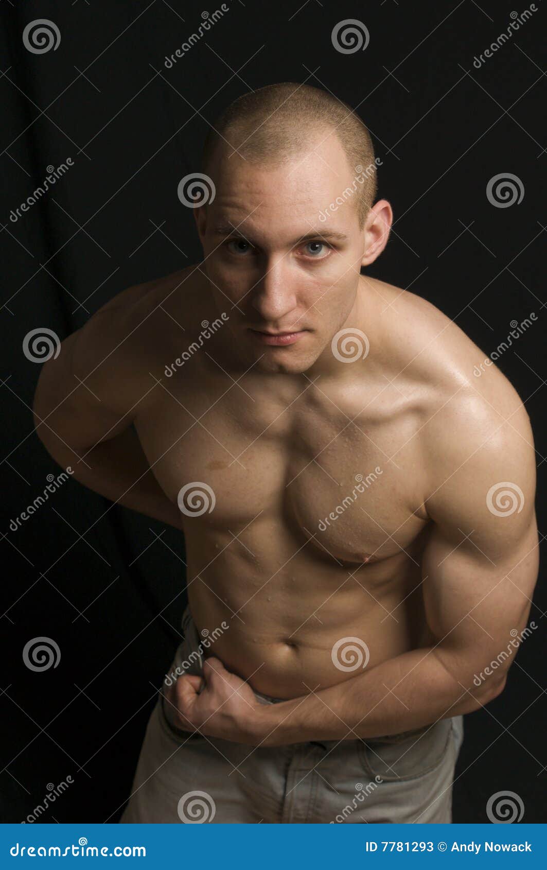 Bodybuilder Que Mira Para Arriba Imagen de archivo - Imagen de negro ...