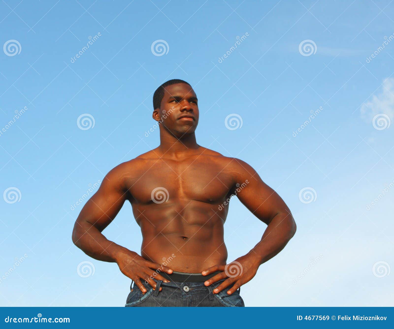 Bodybuilder Que Presenta Para La Cámara Imagen de archivo - Imagen de ...