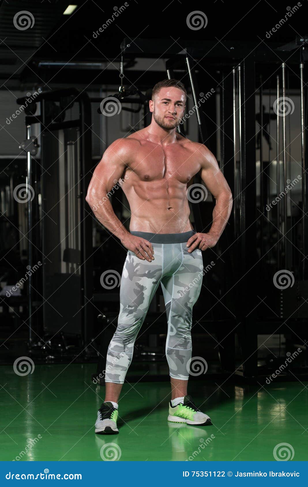 Bodybuildermann, Der in Der Turnhalle Aufwirft Stockfoto - Bild von ...
