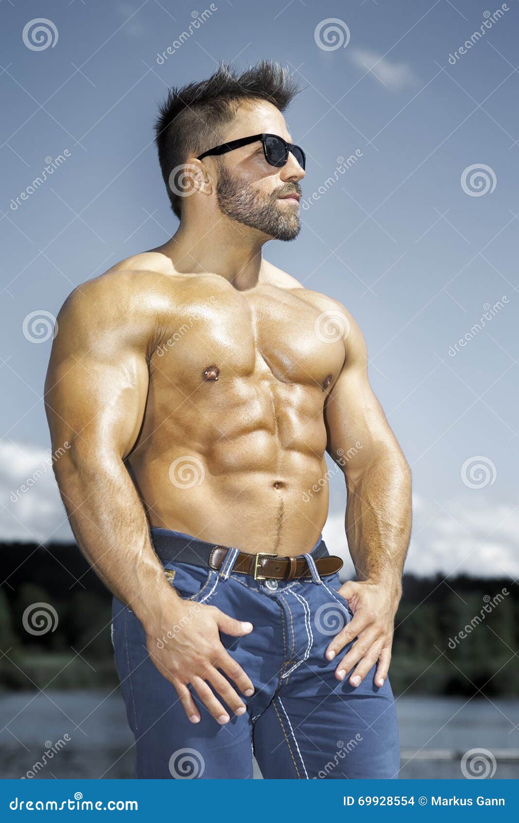 Bodybuildingmann stockfoto. Bild von person, jeans, kerl - 69928554