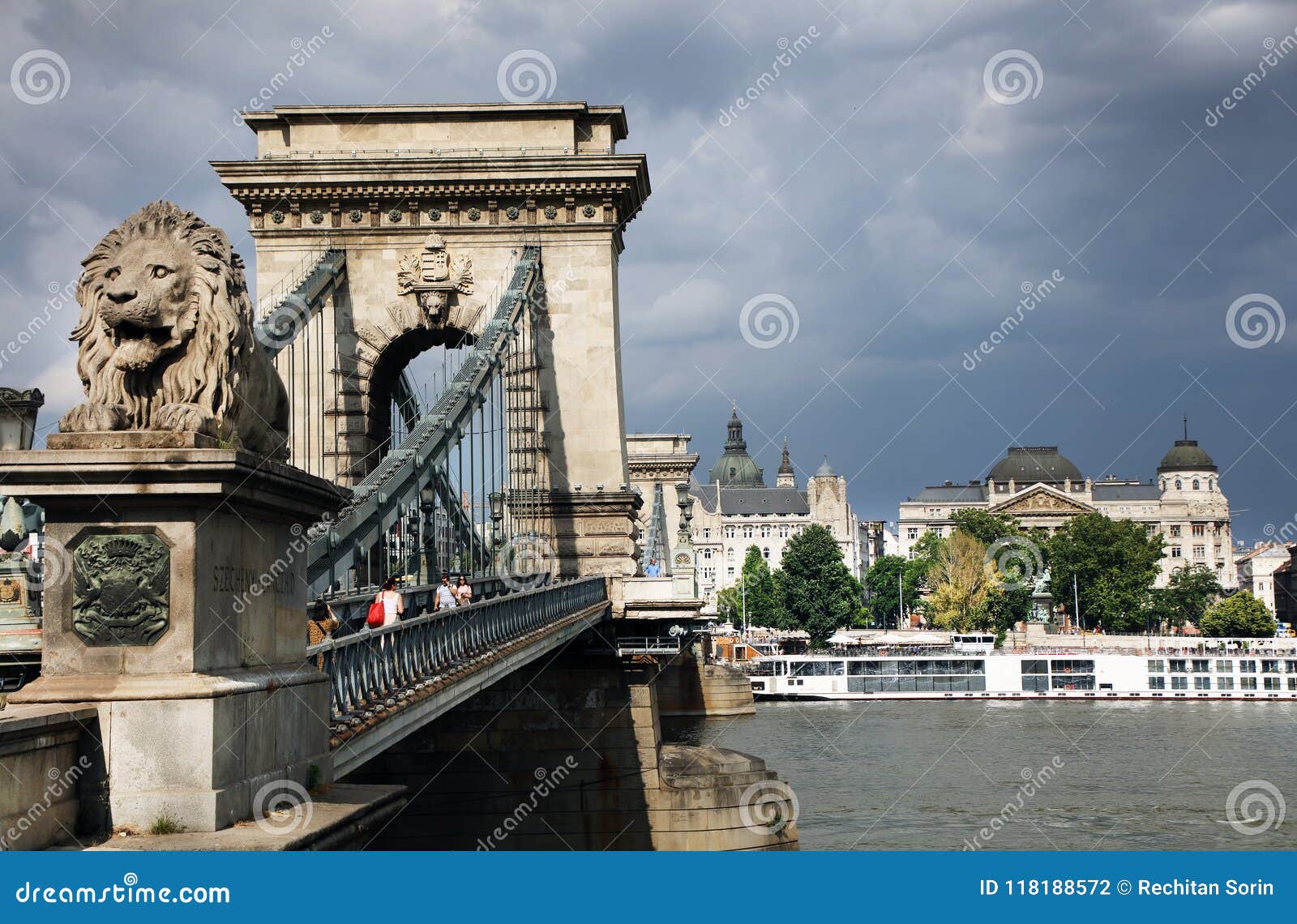 Boedapest - De Beroemde Kettingsbrug Over De Rivier Van Donau Mooie ... Boedapest - De Beroemde Kettingsbrug Over De Rivier Van Donau Mooie ...