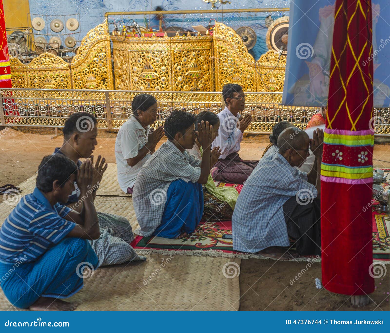 Boeddhisten het bidden redactionele stock afbeelding. Image of ...