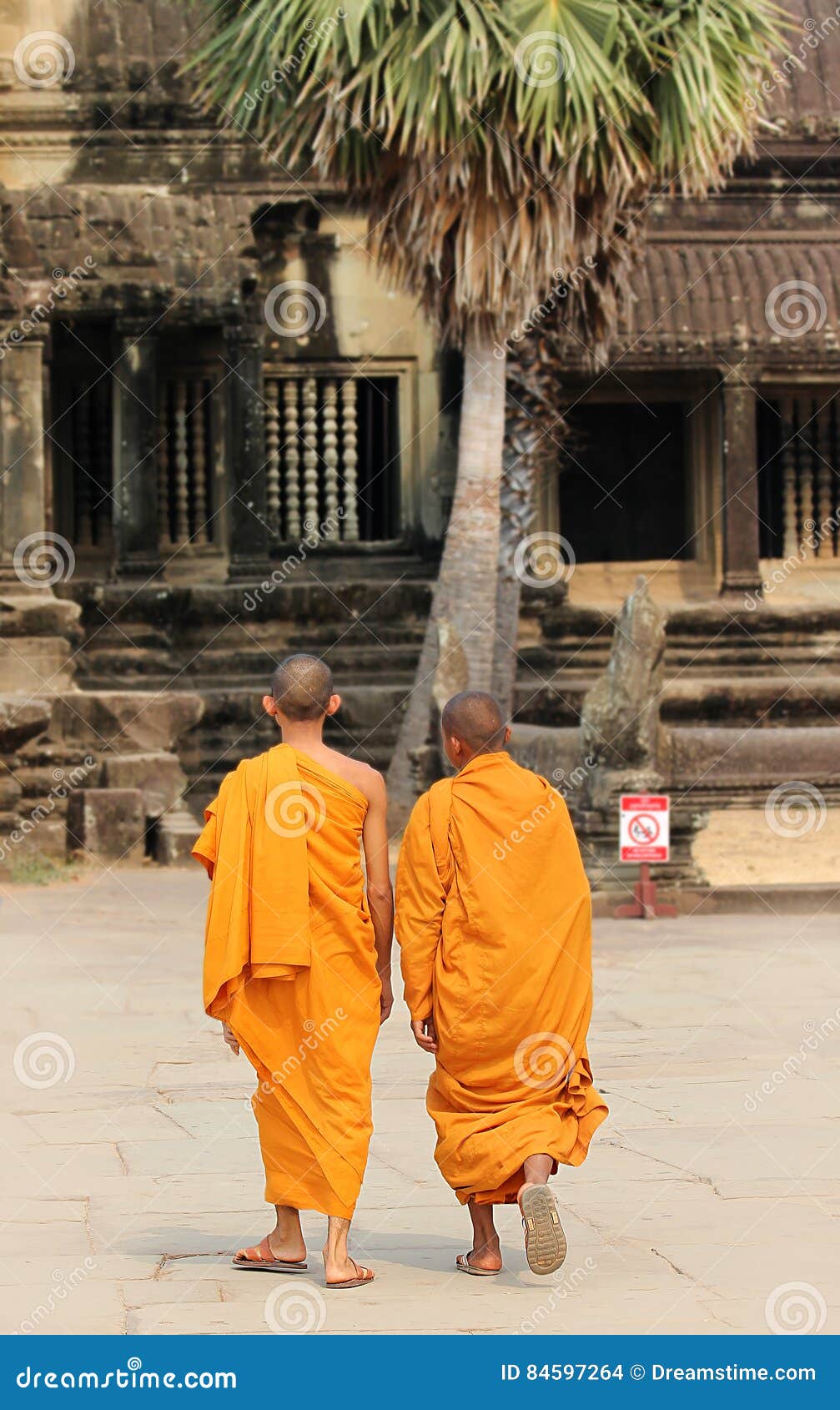 Boeddhistische Monniken in Angkor Redactionele Stock Afbeelding - Image ...