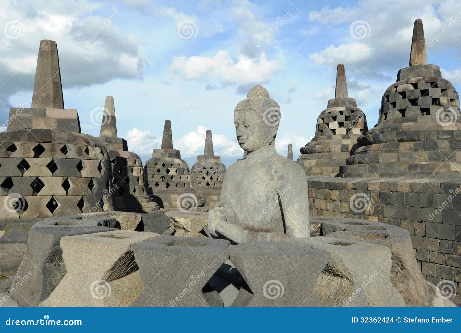 Boeddhistische Tempel Van Borobudur Op Het Eiland Java Stock Foto - Image of wereld, boeddhisme ...