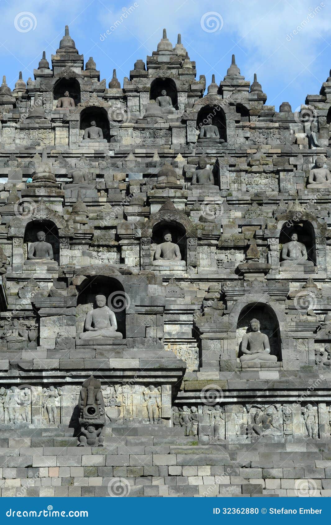 Boeddhistische Tempel Van Borobudur Op Het Eiland Java Stock Foto - Image of standbeelden ...