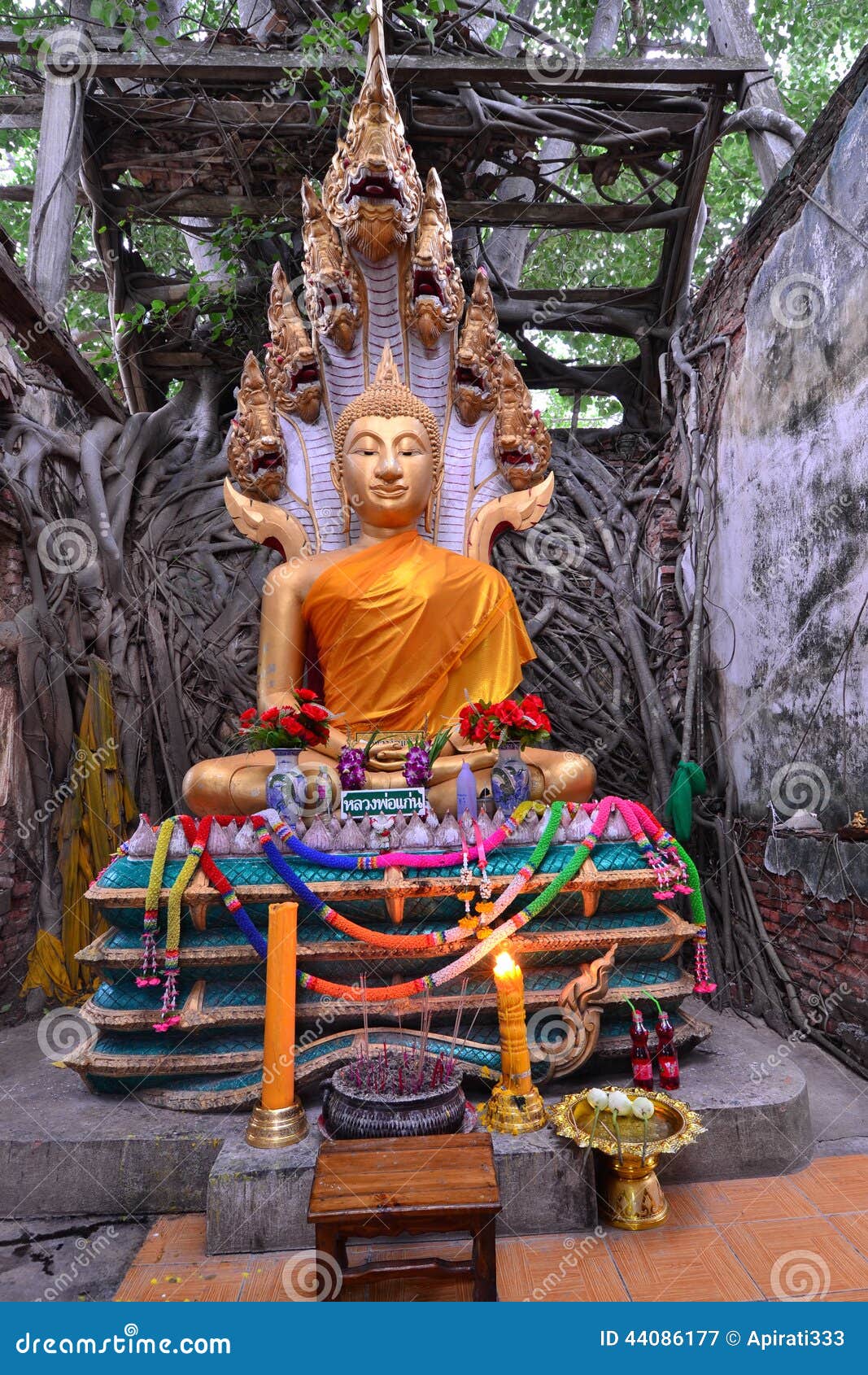 Boedha in oude tempel stock afbeelding. Image of historisch - 44086177