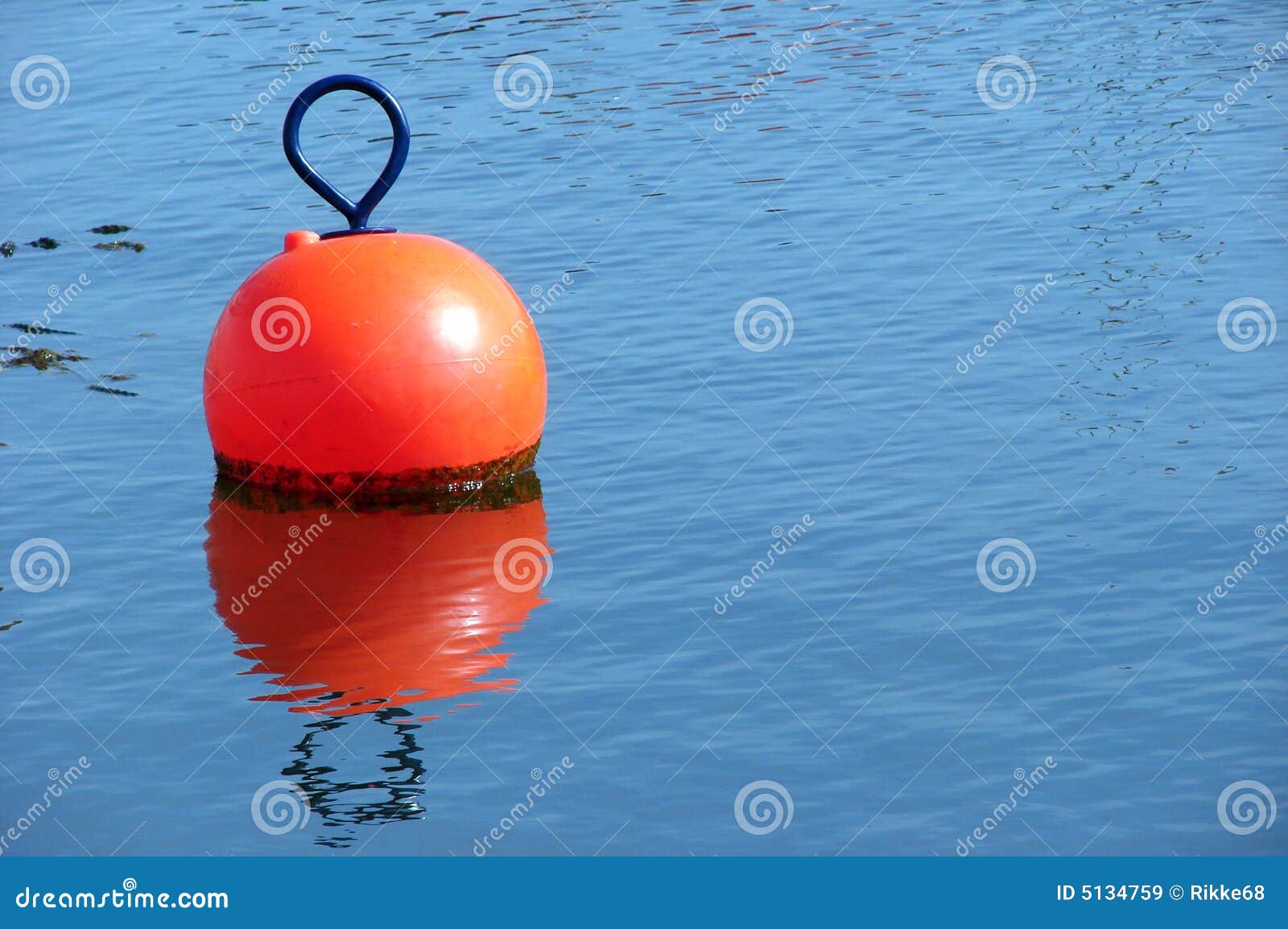 Boei stock afbeelding. Image of zwevend, tellers, rood - 5134759