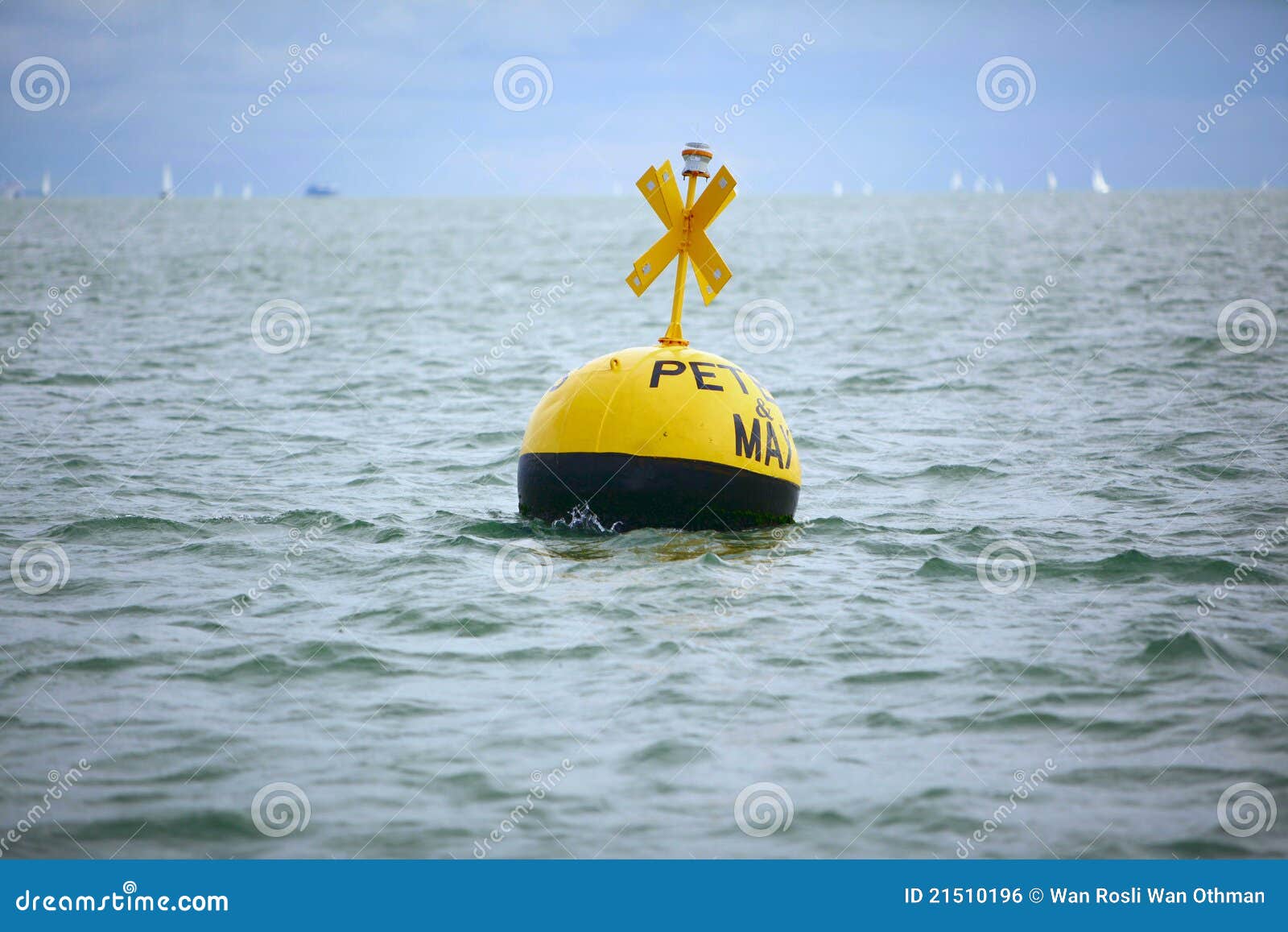 Boei die op zee drijft stock foto. Image of teller, hulp - 21510196