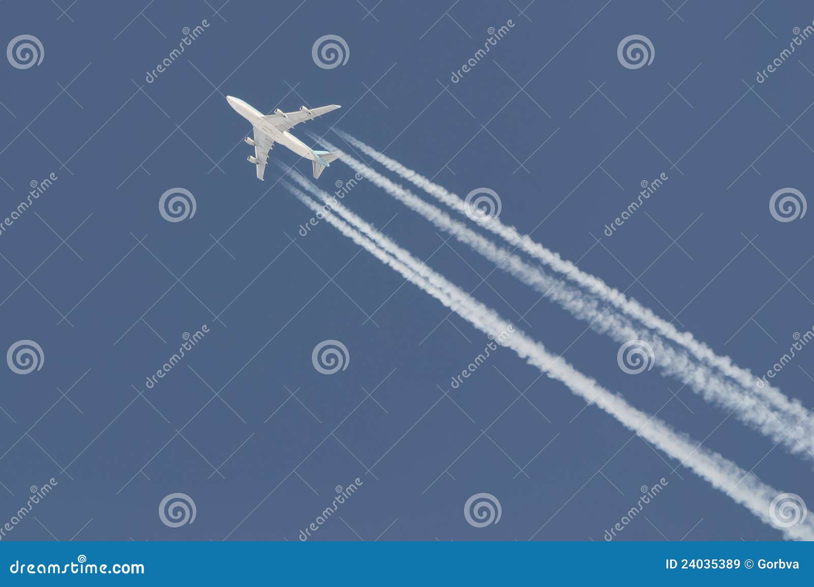 Contrail Royalty-Free Stock Photo | CartoonDealer.com #13811907