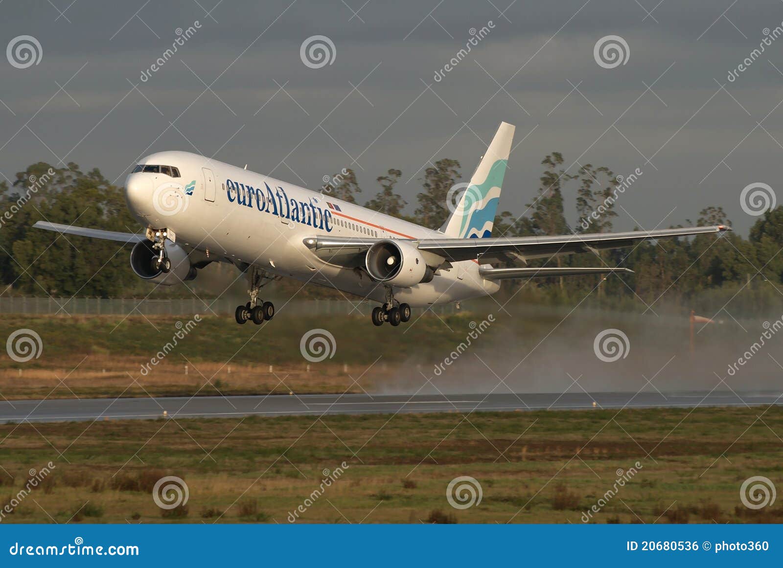 Boeing 767 Take off editorial photo. Image of flight - 20680536