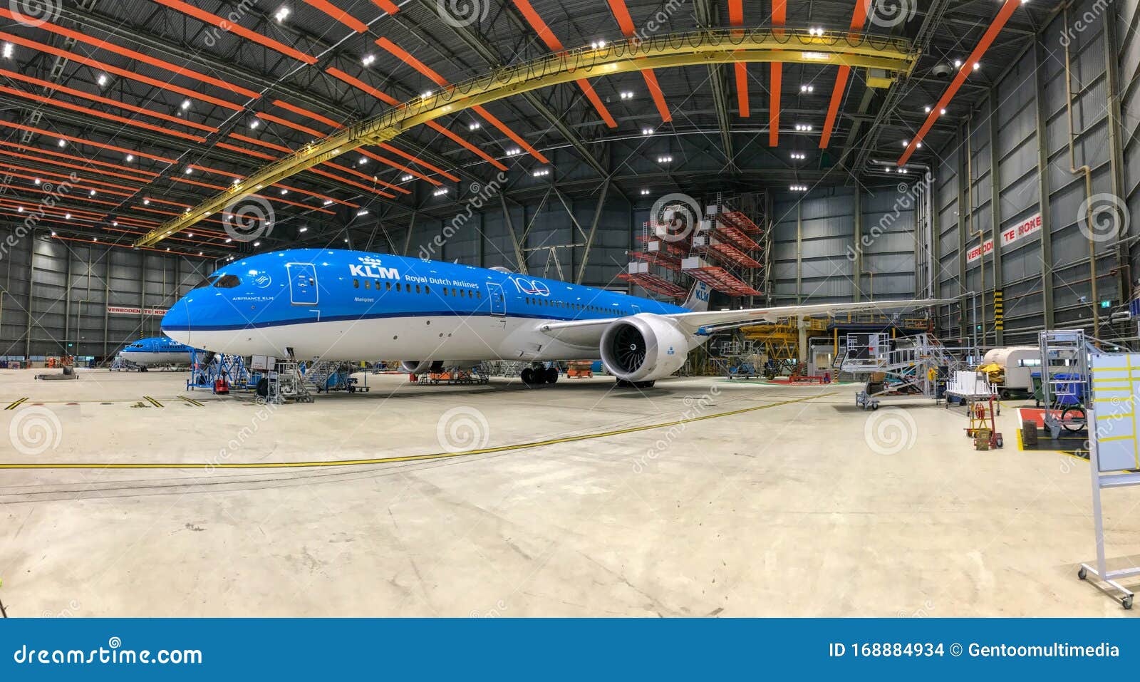 Boeing 787 maintenance editorial stock image. Image of machine - 168884934