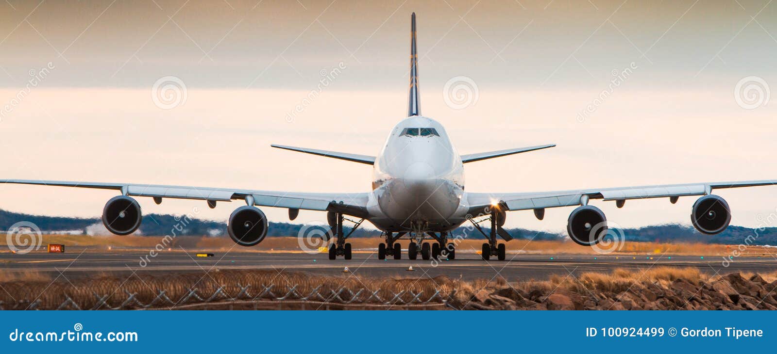 Boeing 747 Jumbo Jet - Front View Stock Image - Image of jumbo, boeing ...