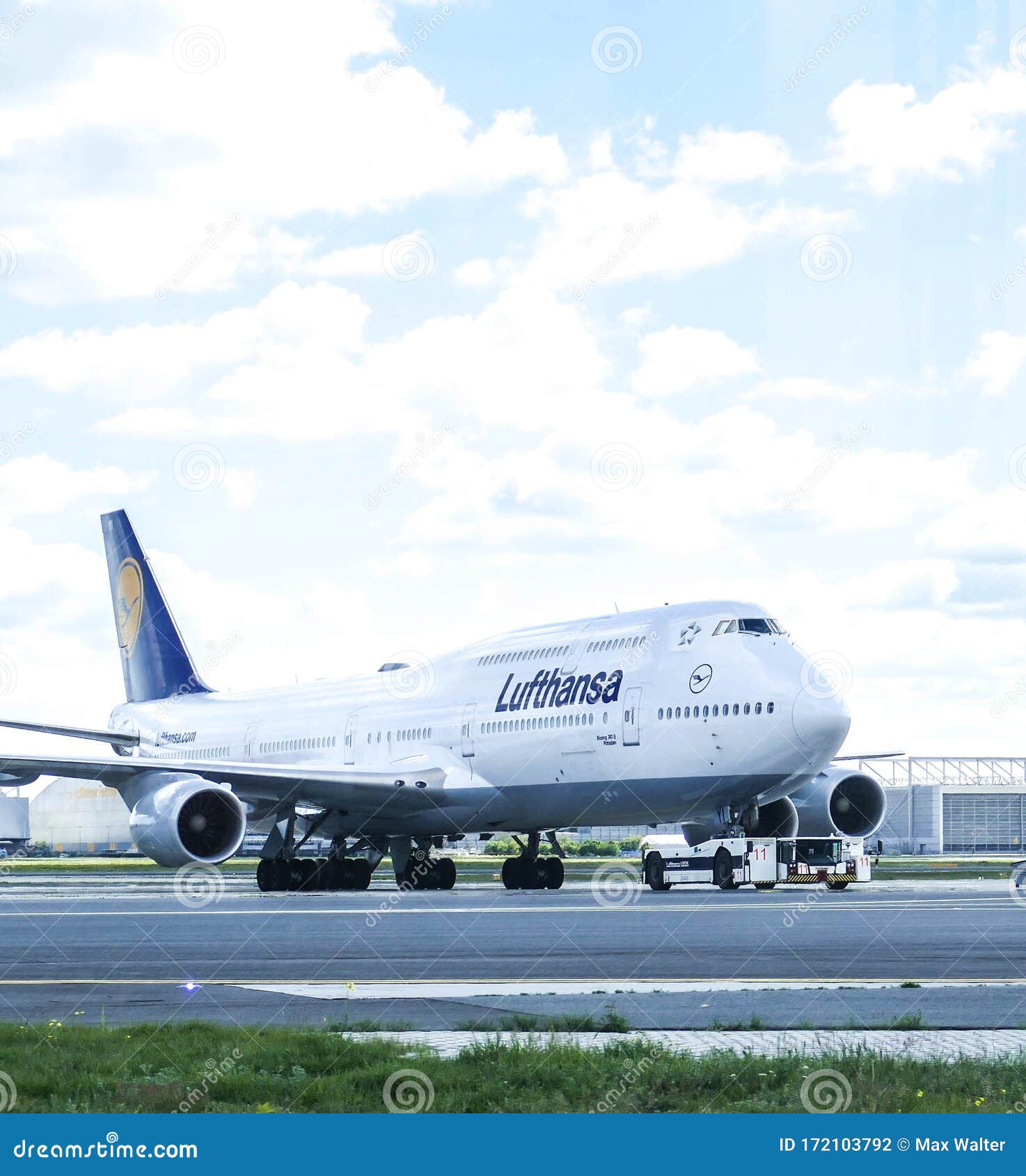 Boeing 747-8 Lufthansa Getting Pulled Editorial Photography - Image of ...