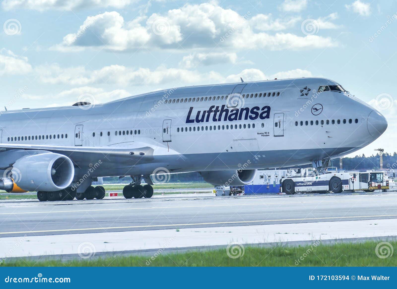Boeing 747-8 Lufthansa Getting Pulled Editorial Stock Image - Image of ...